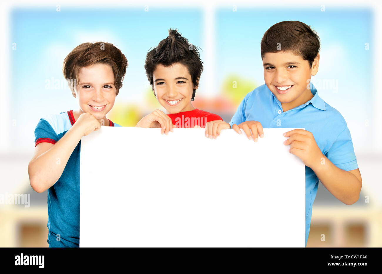 Tre ragazzi in aula tenendo pulito bianco bordo, bambini felici godendo ...