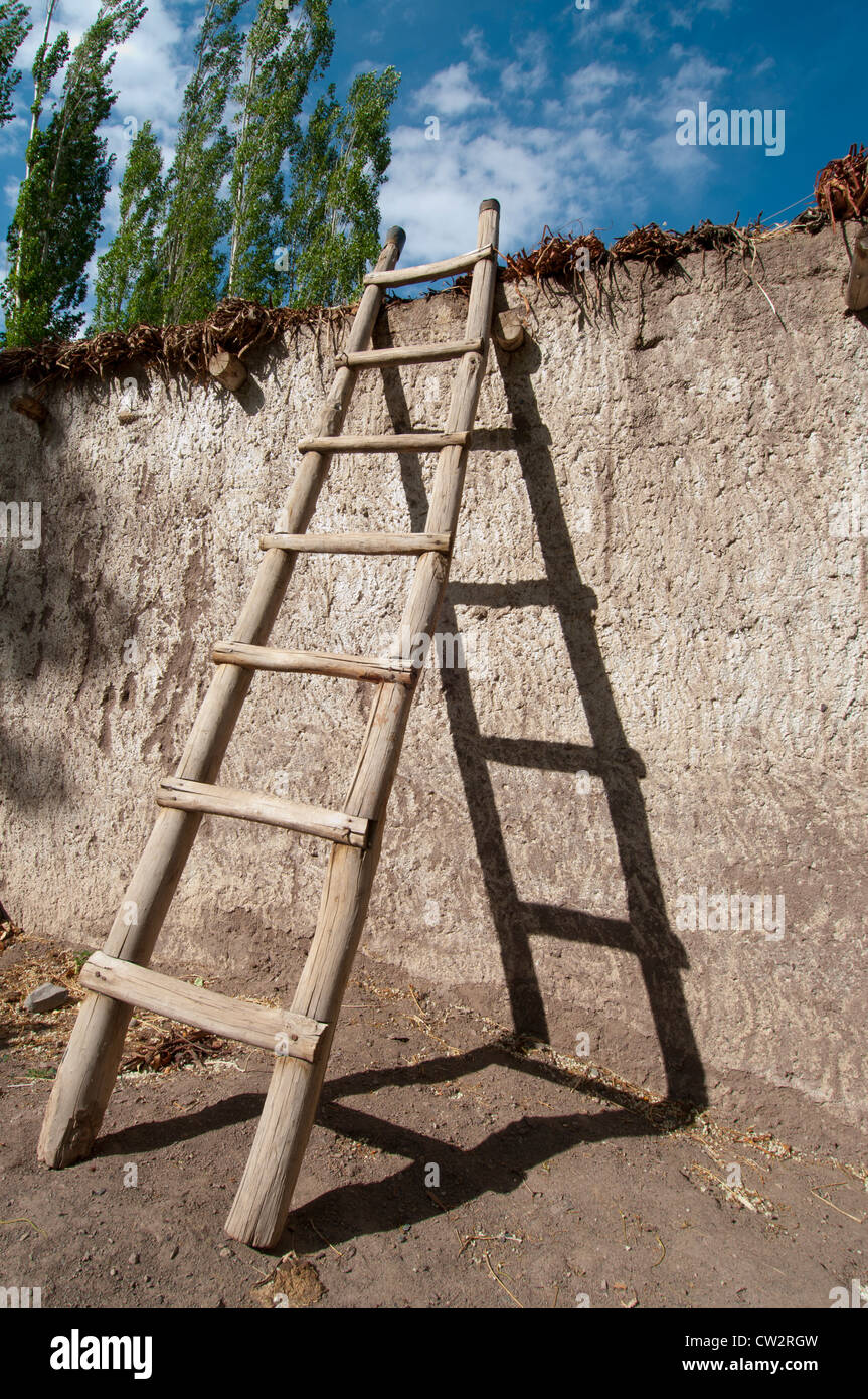 Fatti a mano una scaletta di legno e la sua ombra contro un muro di ...