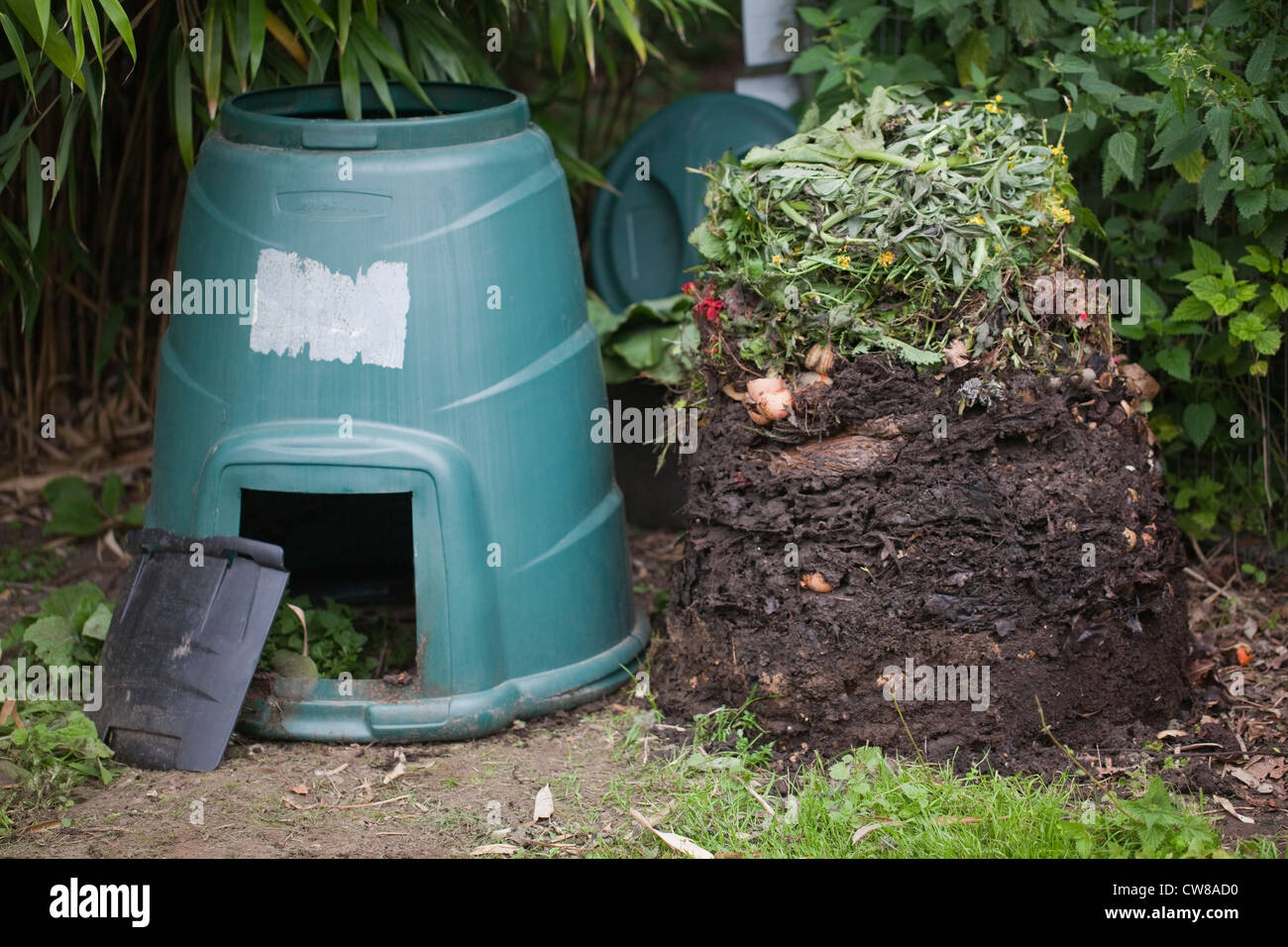 Giardino compostaggio Bin. Sollevate il raccolto della cucina e del ...