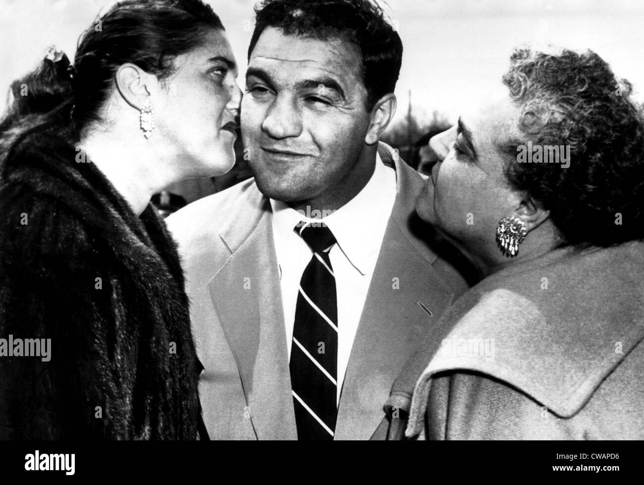 Heavyweight Champion Rocky Marciano (centro), con sua moglie Barbara ...
