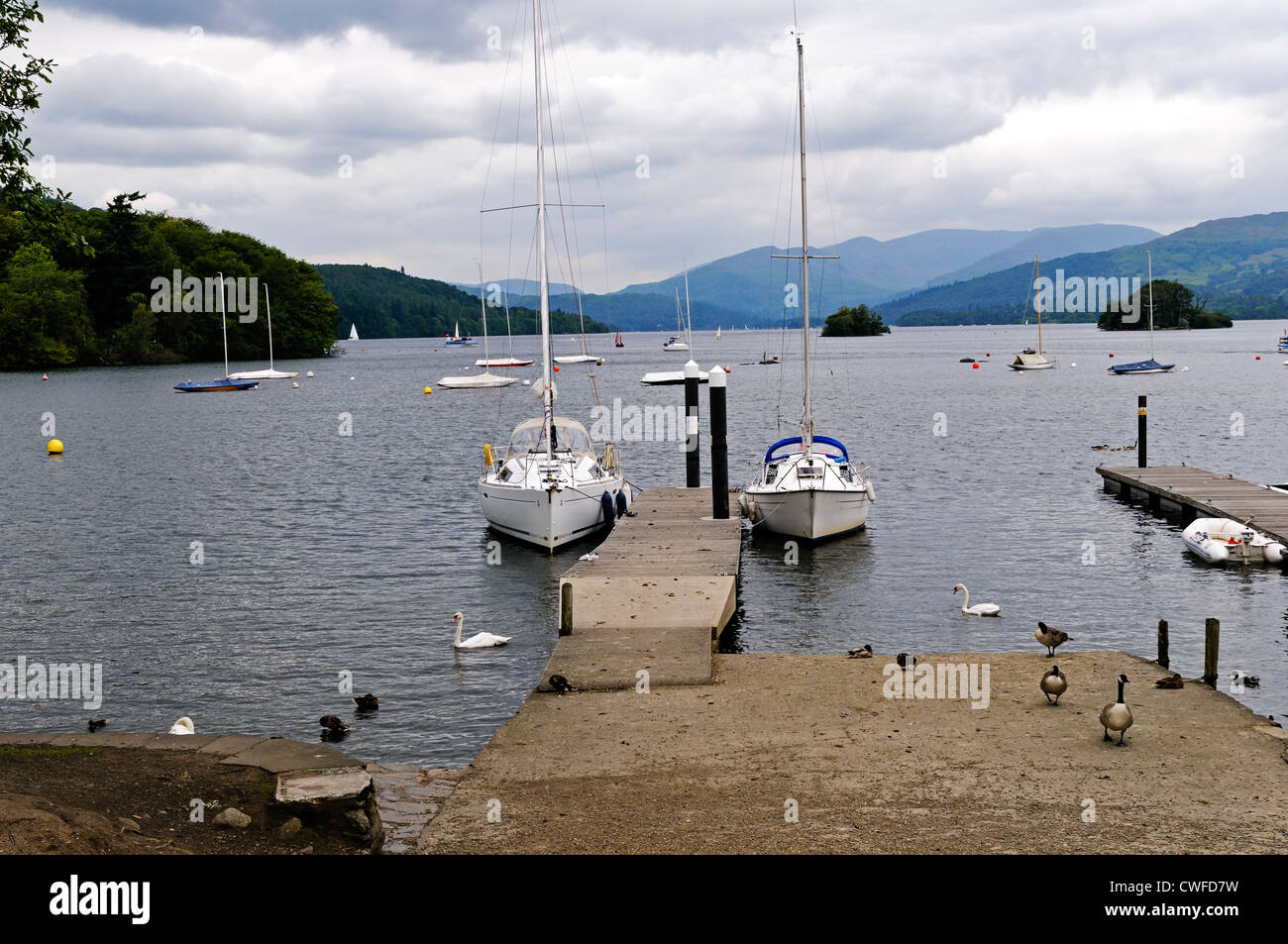 Un calcestruzzo rampa conduce ad un pontile in legno su entrambi i lati ...