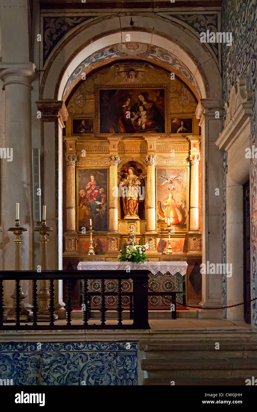 Altare barocco all'interno della medievale chiesa di Santa Maria ...