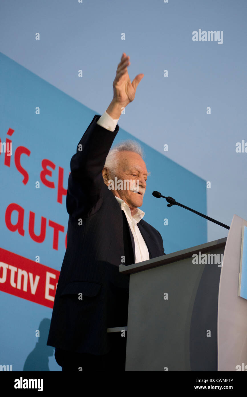 Manolis Glezos, WW2 hero, offre un discorso durante un periodo pre ...
