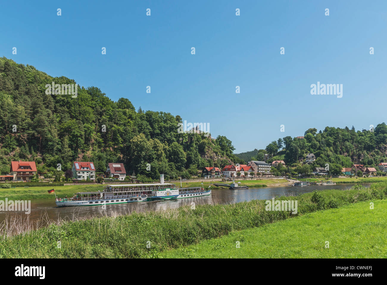 Battello a ruote e castello altrathen sul fiume elba immagini e ...