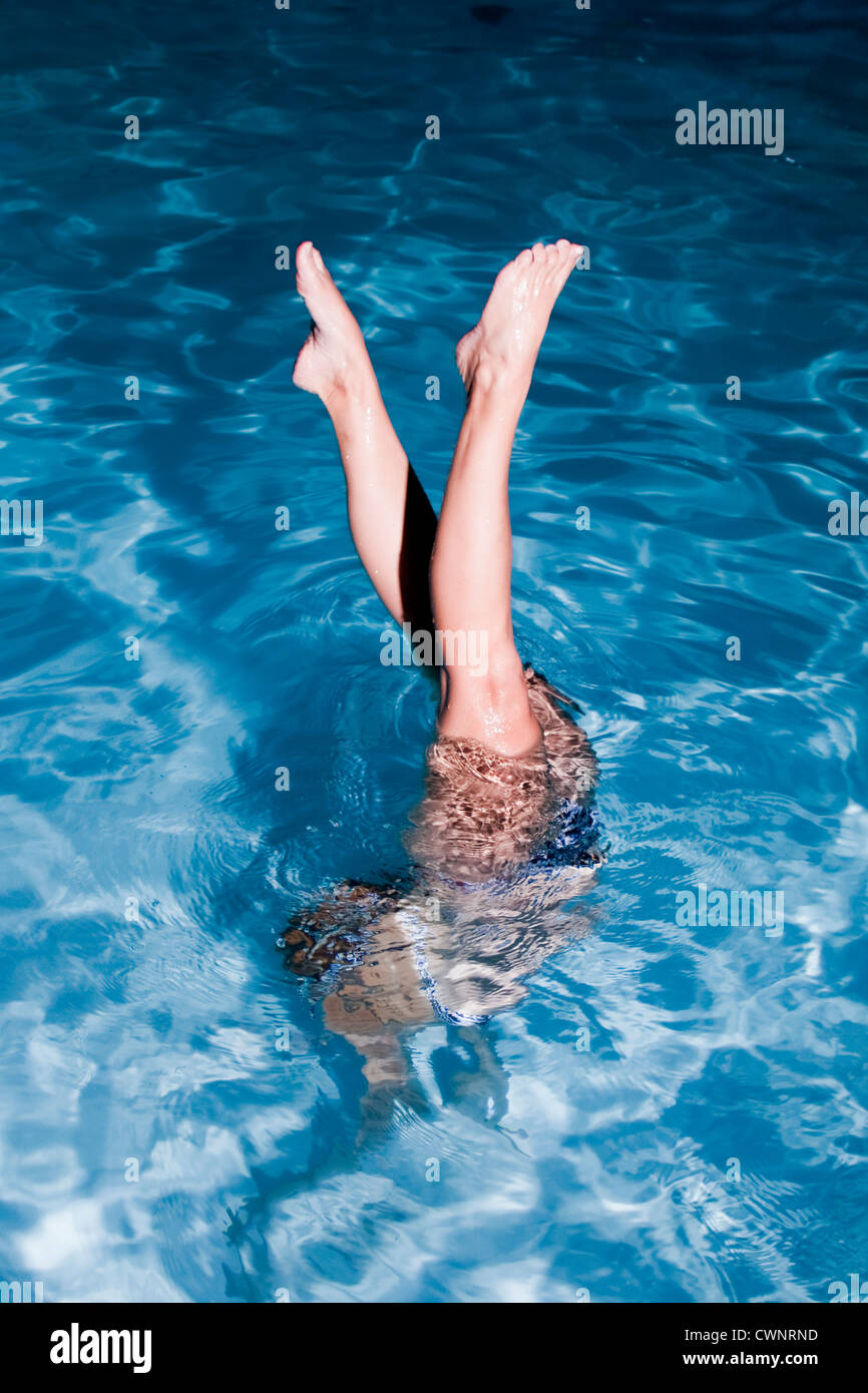Handstand in swimming pool legs immagini e fotografie stock ad alta ...
