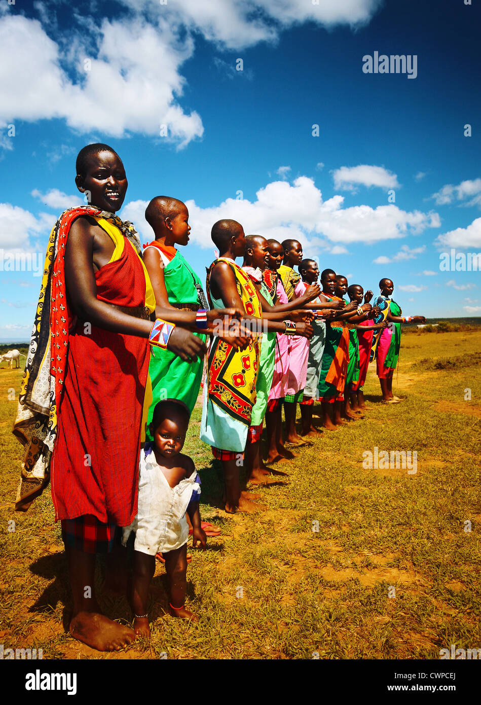 Gli uomini africani balli all'aperto, tribale uomo indossando ...