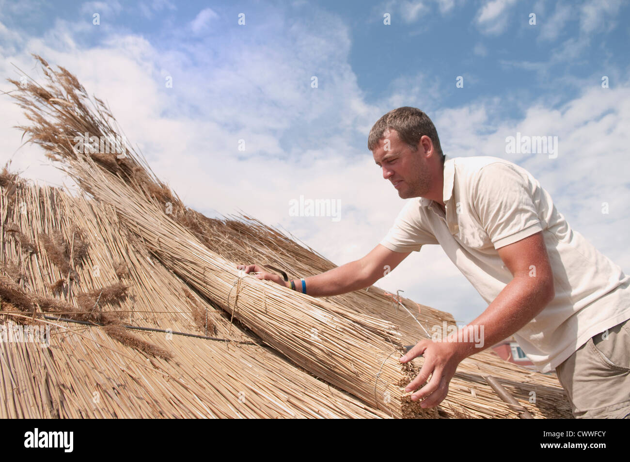 Tetto di paglia dell'uomo immagini e fotografie stock ad alta ...