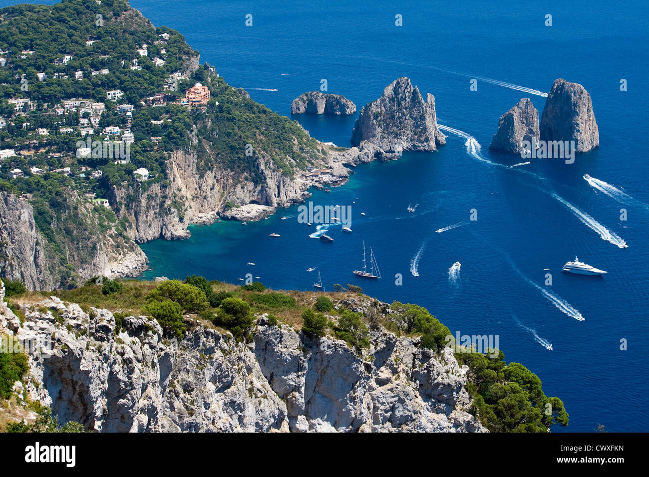 Capri, Vista panoramica dal centro di Anacapri. Faraglioni e acqua blu ...