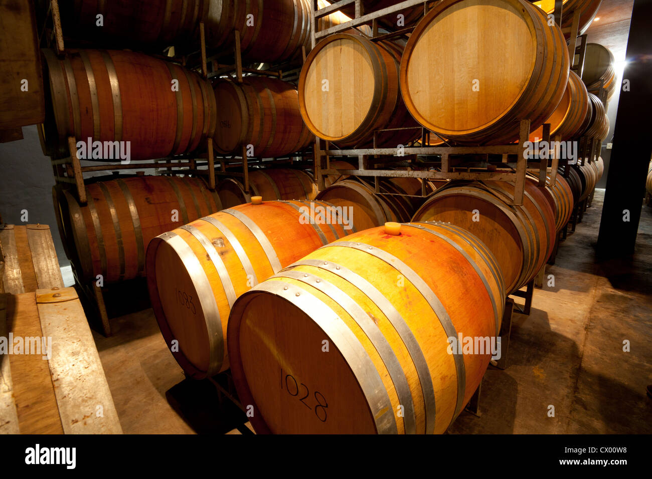 Vecchia cantina con botti Foto stock - Alamy