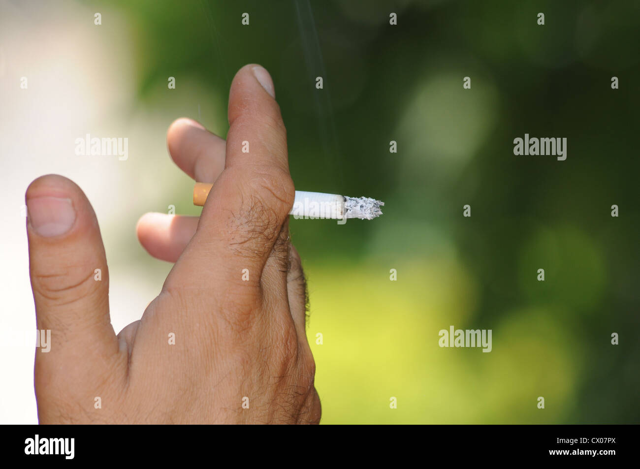 Sigaro fumatore immagini e fotografie stock ad alta risoluzione - Alamy