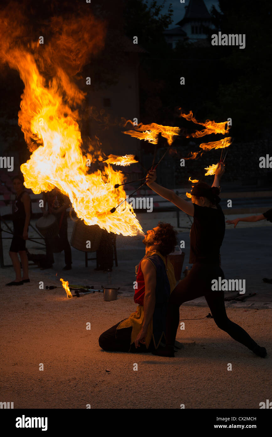 Flame spitting immagini e fotografie stock ad alta risoluzione - Alamy