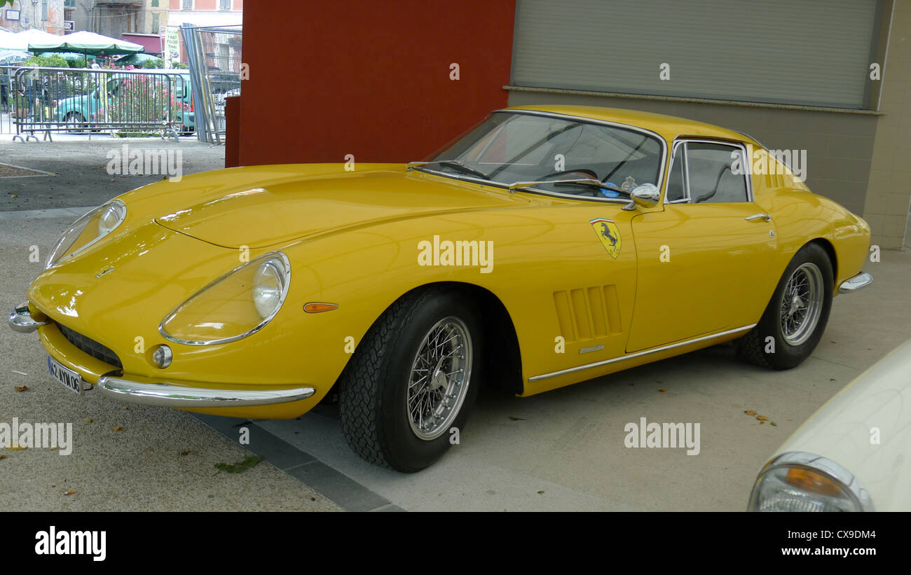 Yellow ferrari sports car immagini e fotografie stock ad alta ...