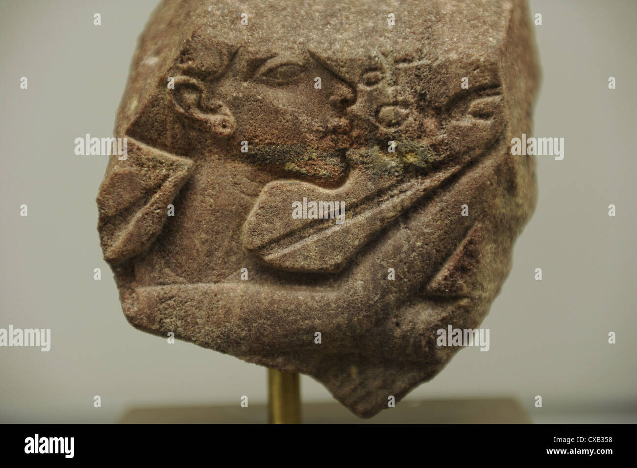 Rilievo di un faraone Akhenaton. Quarzite. Parte di un'offerta scena ...
