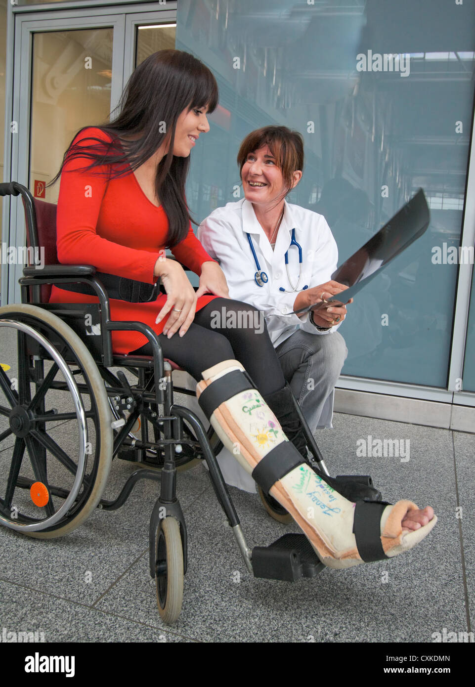 Gamba ingessata immagini e fotografie stock ad alta risoluzione - Alamy