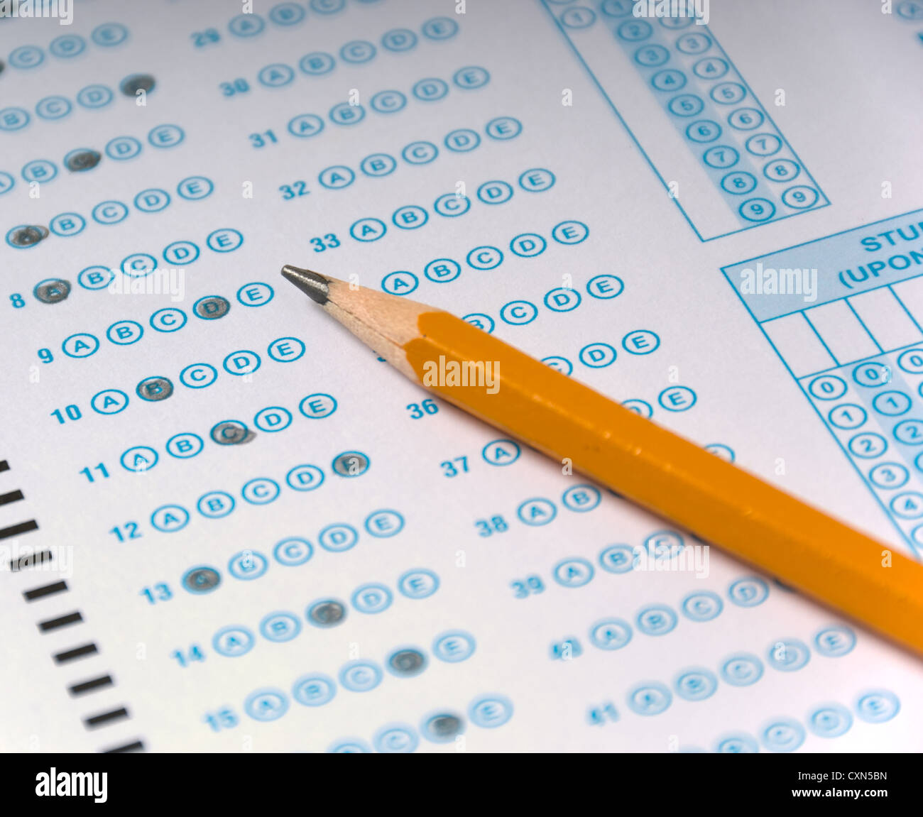 Test a risposta multipla e matita gialla Foto stock - Alamy