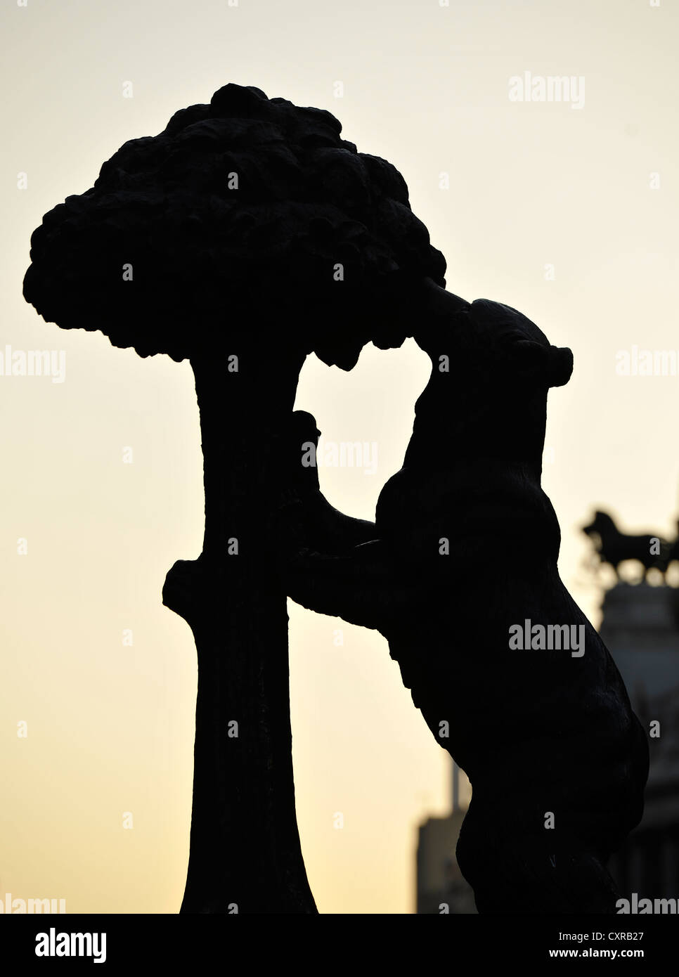 Statua in bronzo, monumento, orso roditura su un corbezzolo o di gelso ...