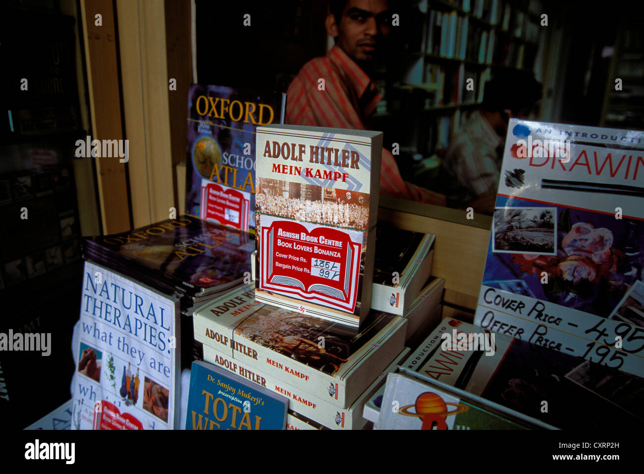 Adolf Hitler il libro "Mein Kampf" in vendita presso il book store, o ...
