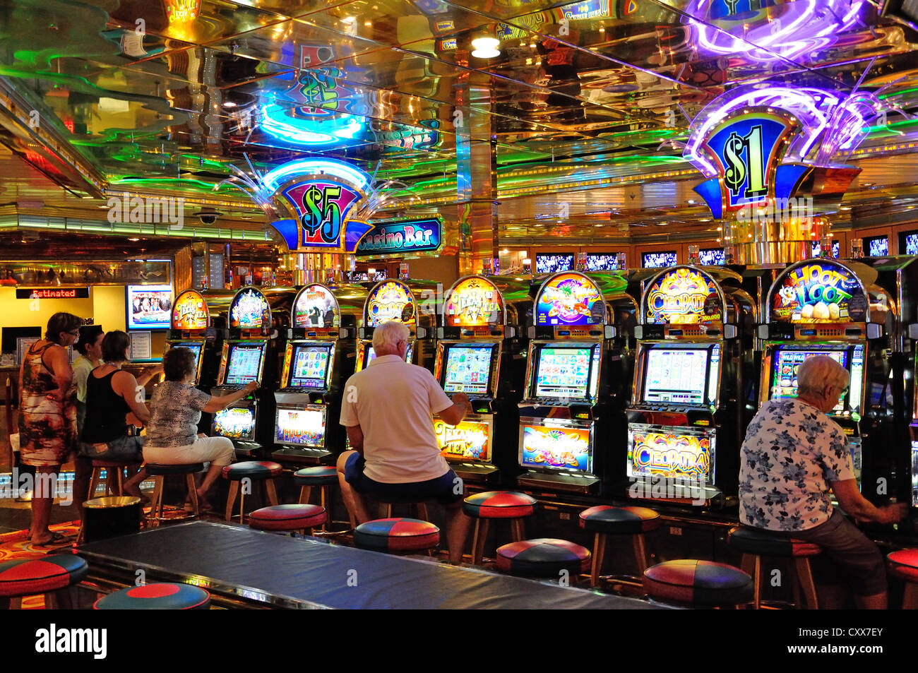 Le slot machines nel casino a bordo di Royal Caribbean 'grandeur dei ...