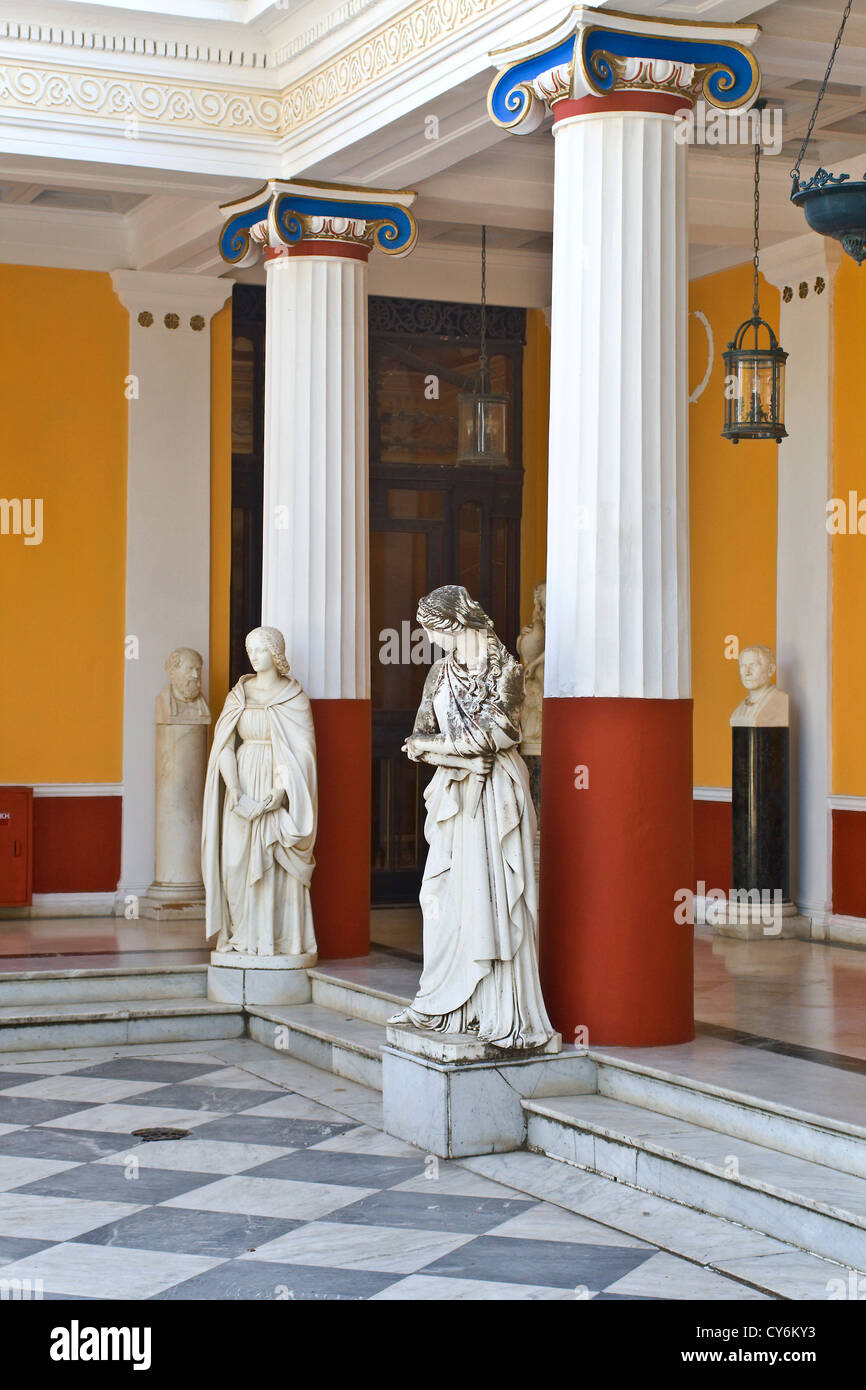 Statue greche classiche immagini e fotografie stock ad alta risoluzione ...