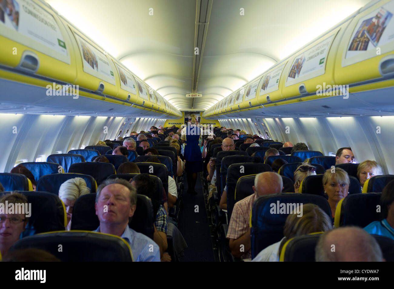 Aereo Ryanair interni cabina Foto stock - Alamy