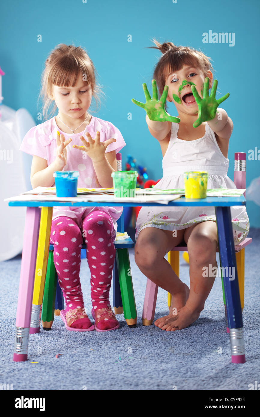 Mani bambini disegno immagini e fotografie stock ad alta risoluzione ...