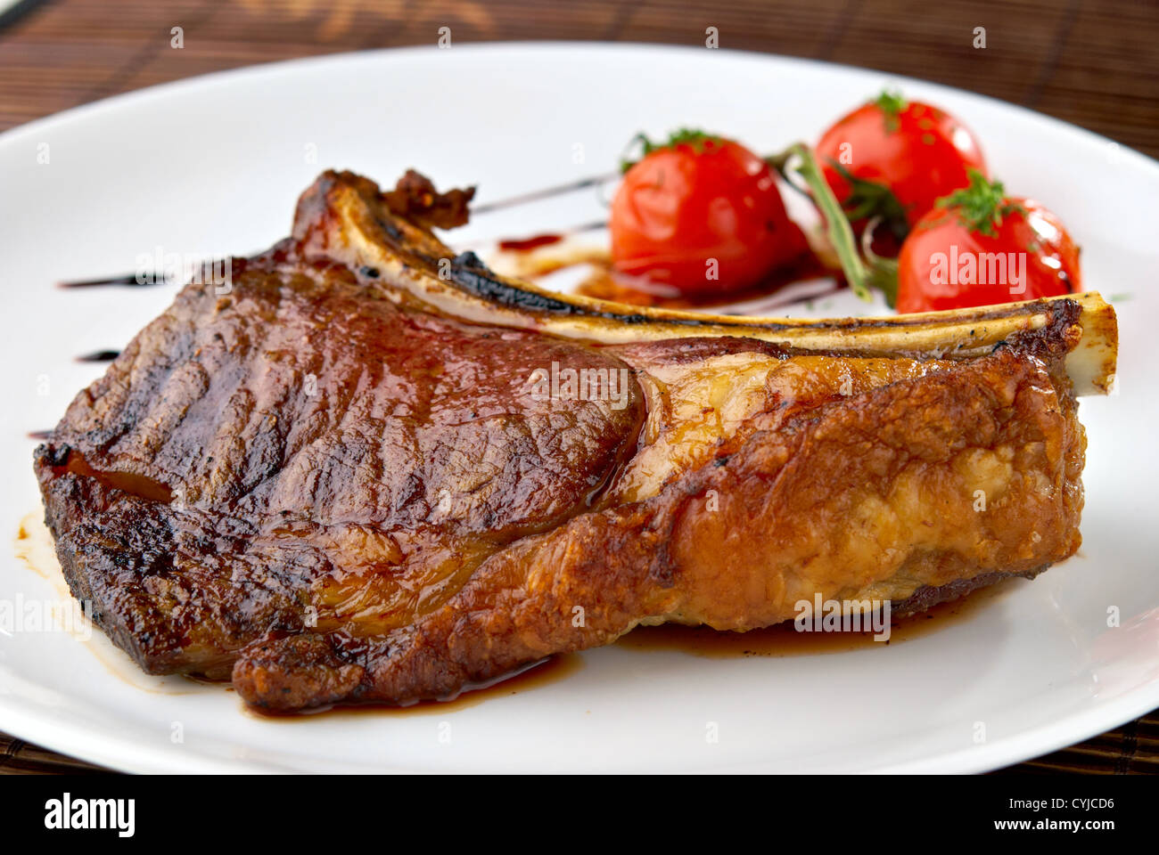 Bistecca di club. Il vitello l'osso. Carne alla griglia di nervature ...