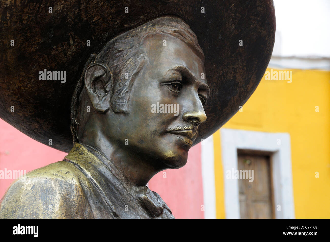 Statua di bronzo di Charro cantante Jorge Negrete con rosa e verniciato ...