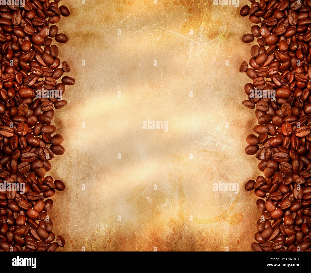 I chicchi di caffè sulla vecchia carta pergamena Foto stock - Alamy