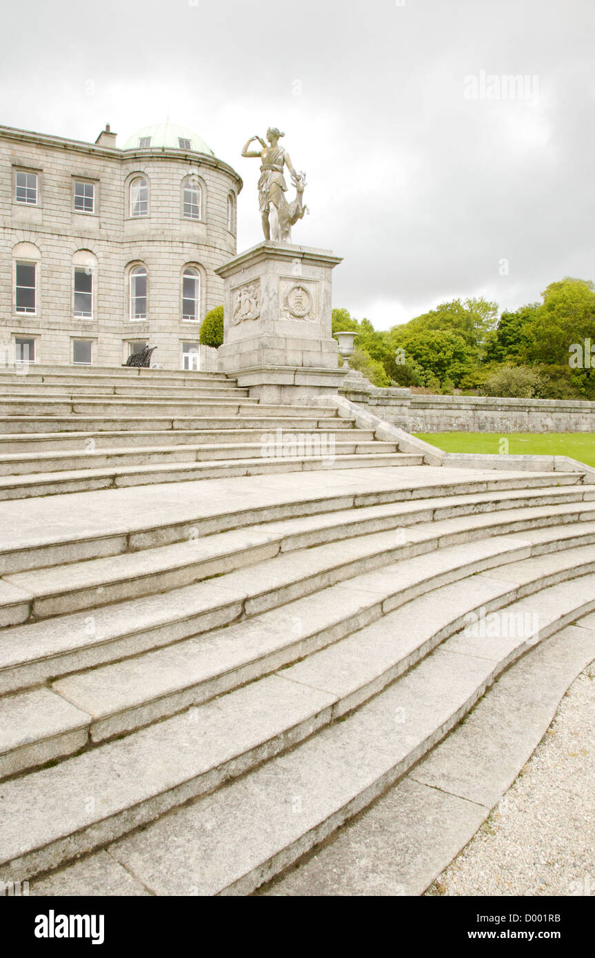 Grandi scale in pietra con sculture e giardino Foto stock - Alamy