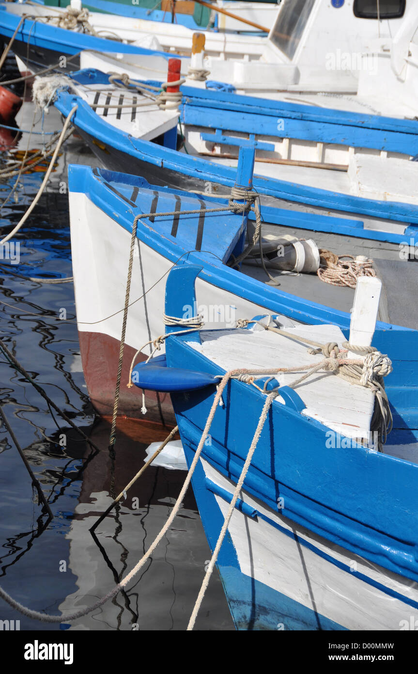 Barche da pesca blu immagini e fotografie stock ad alta risoluzione - Alamy