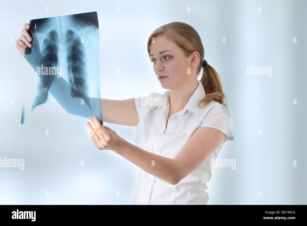 Medico donna esame di una radiografia del torace scansione fotografica ...