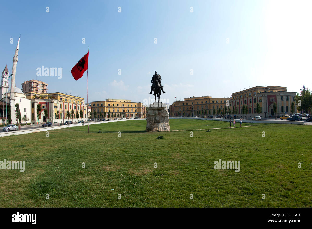 Piazza Skanderbeg e il monumento di Skanderbeg a Tirana, la capitale ...