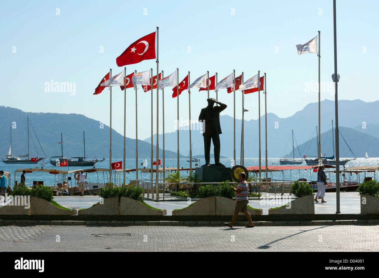 Statua Di Ataturk Con Bandiere Turche Immagini e Fotos Stock - Alamy