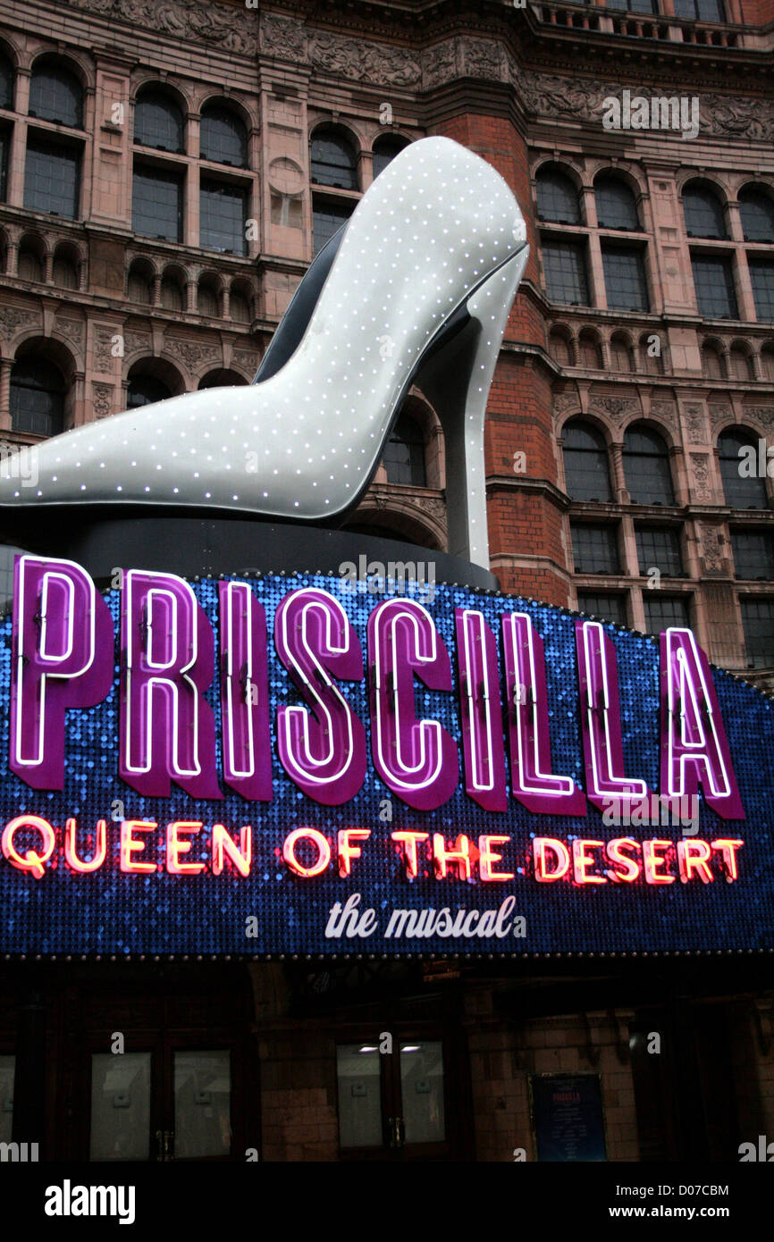 Priscilla regina del deserto il musical immagini e fotografie stock ad ...