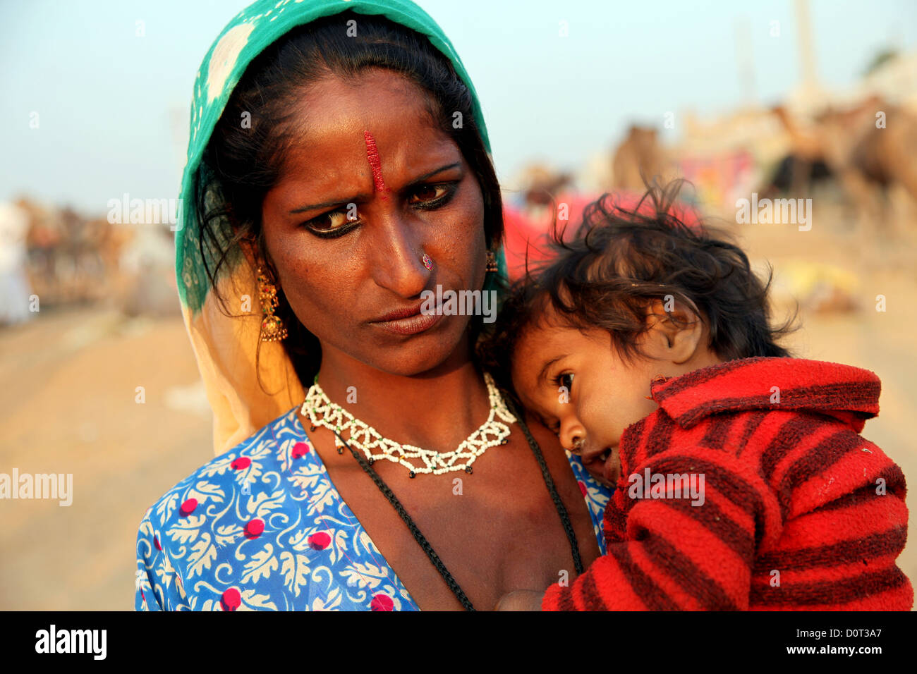 Donne indiane con bambino in villaggio a Rajasthan, India Foto stock ...