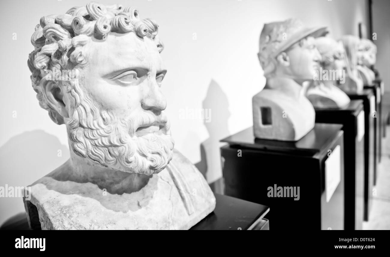 Statue greche classiche immagini e fotografie stock ad alta risoluzione ...