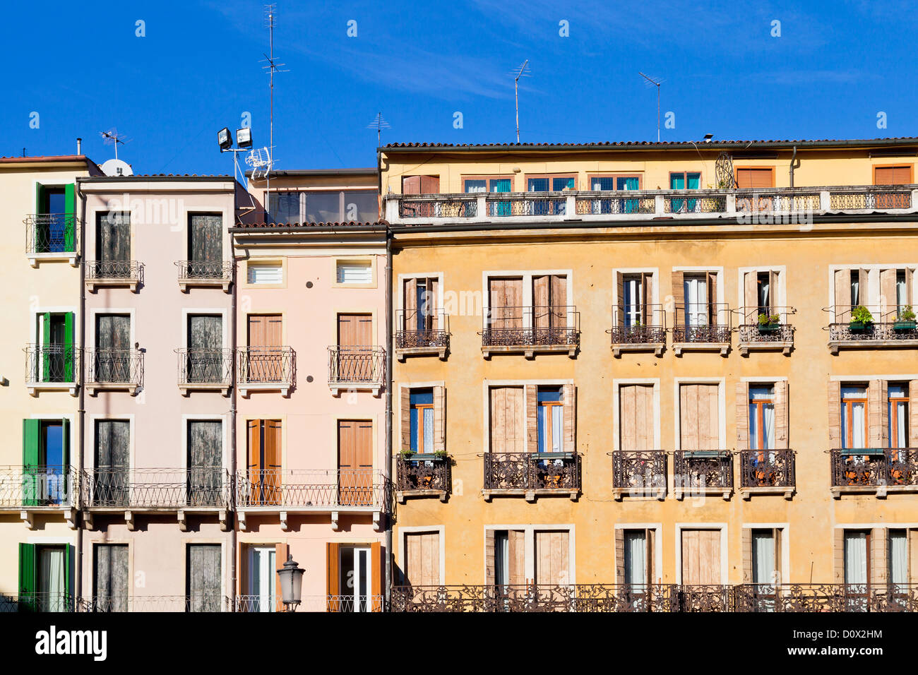 Facciate di case medievali immagini e fotografie stock ad alta ...
