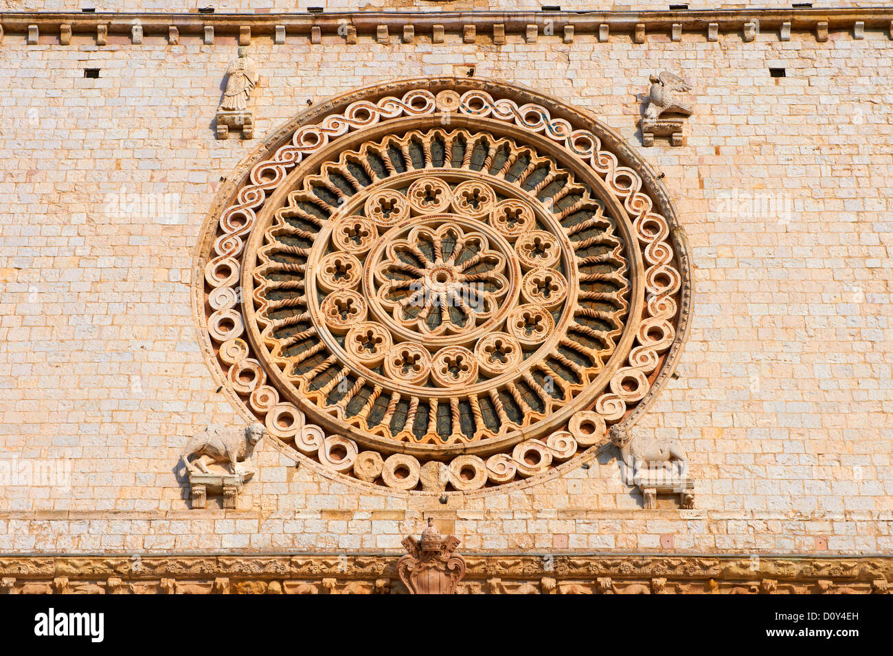 Il romanico rosone della Basilica Papale di San Francesco di Assisi ...