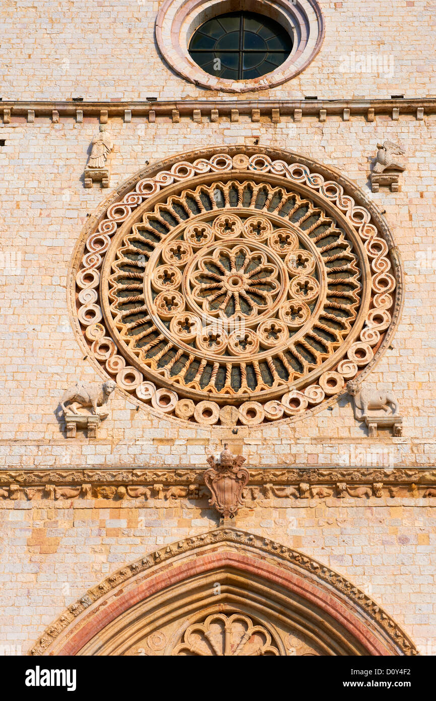 Il romanico rosone della Basilica Papale di San Francesco di Assisi ...