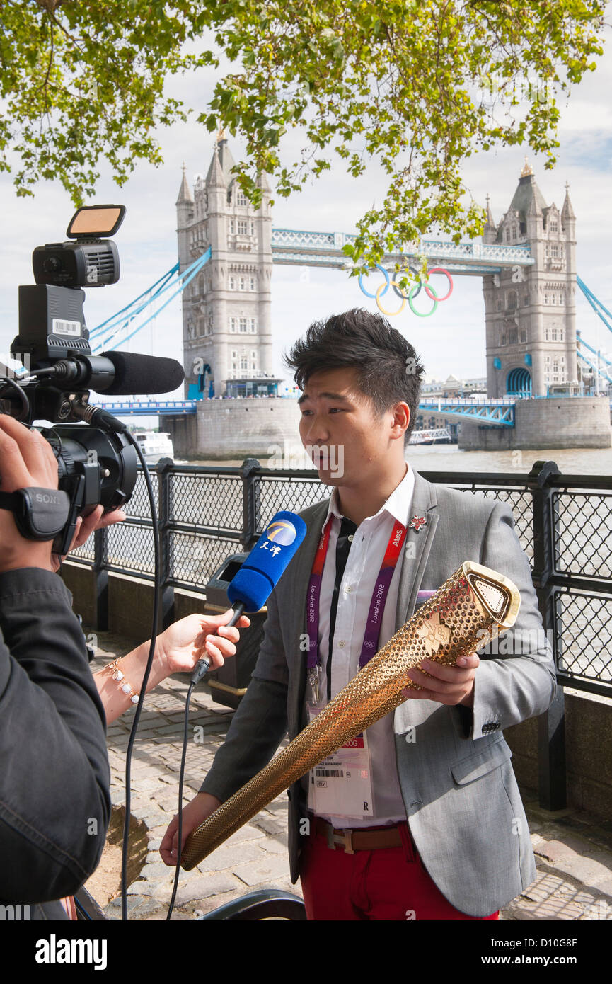 BBC di Steven Cheung con la sua torcia olimpica intervistata nella ...
