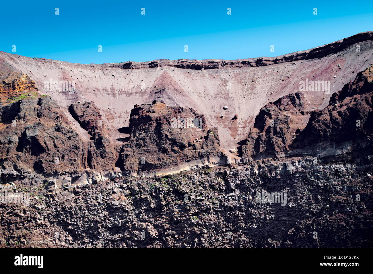 Strati di roccia vulcanica sul cratere vulcanico del Monte Vesuvio ...