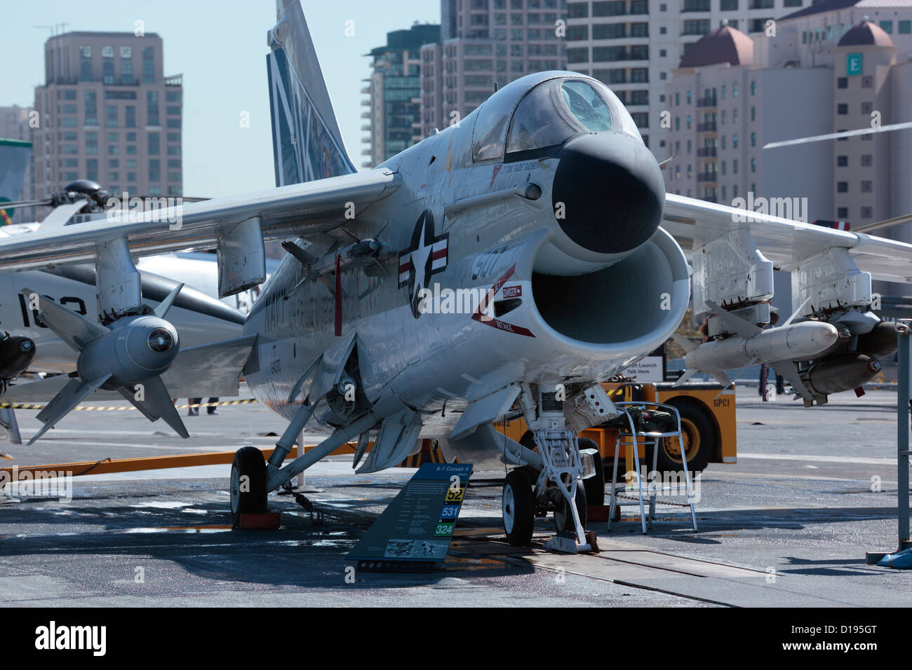A7 Corsair jet da combattimento a bordo della USS Midway a San Diego ...