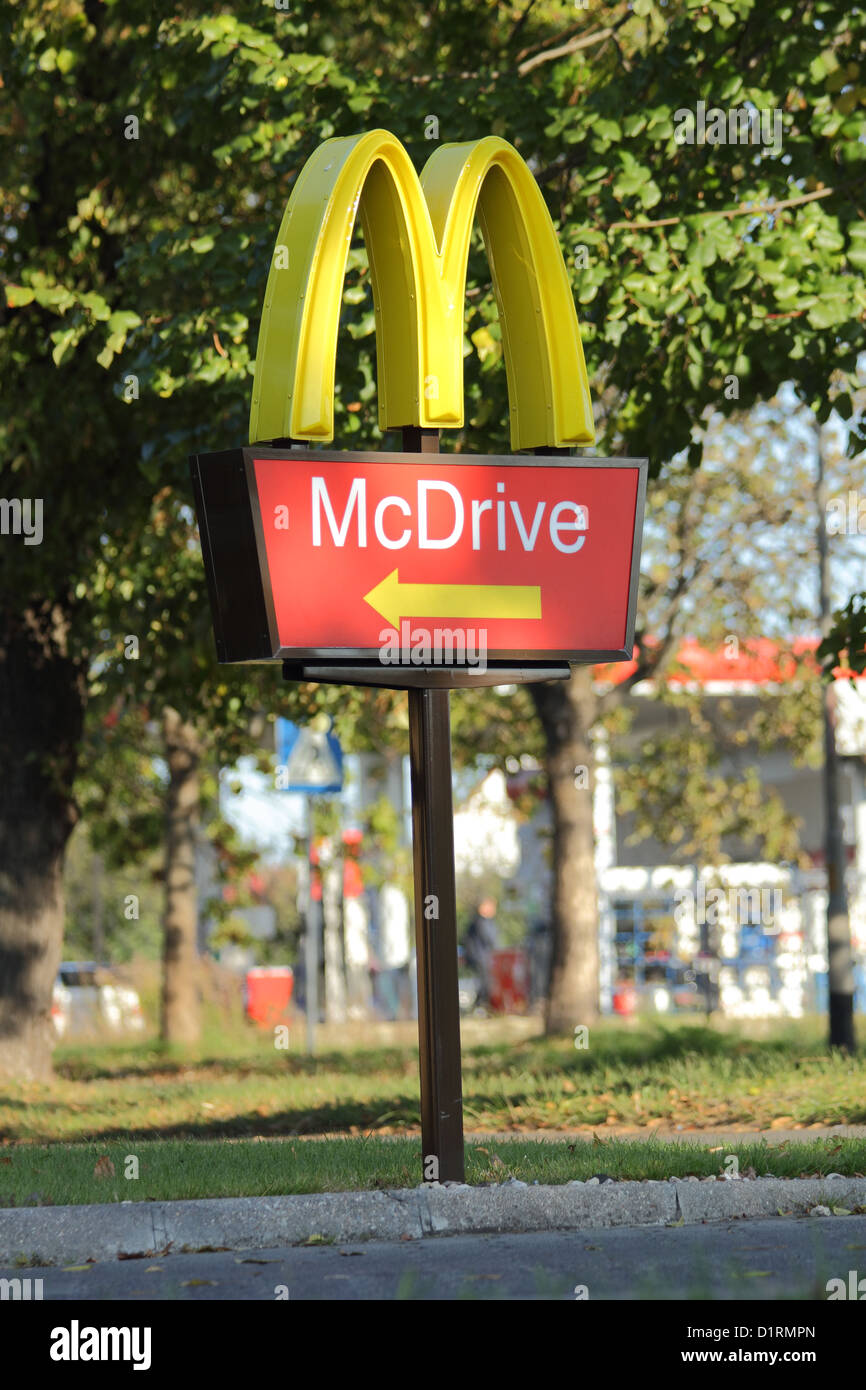 Signo de mcdrive con el logo de mcdonalds immagini e fotografie stock ...