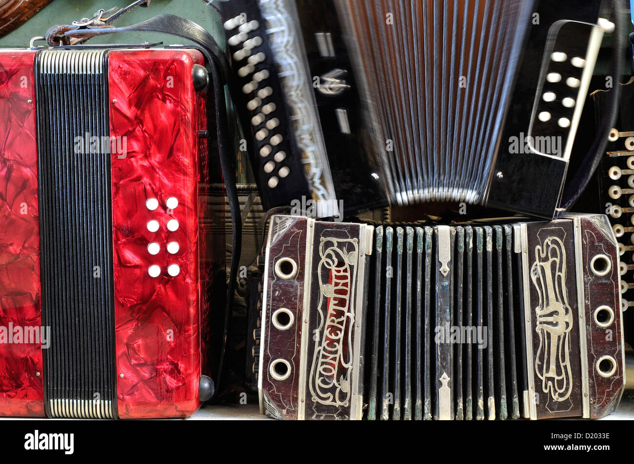 Vecchia fisarmonica immagini e fotografie stock ad alta risoluzione - Alamy