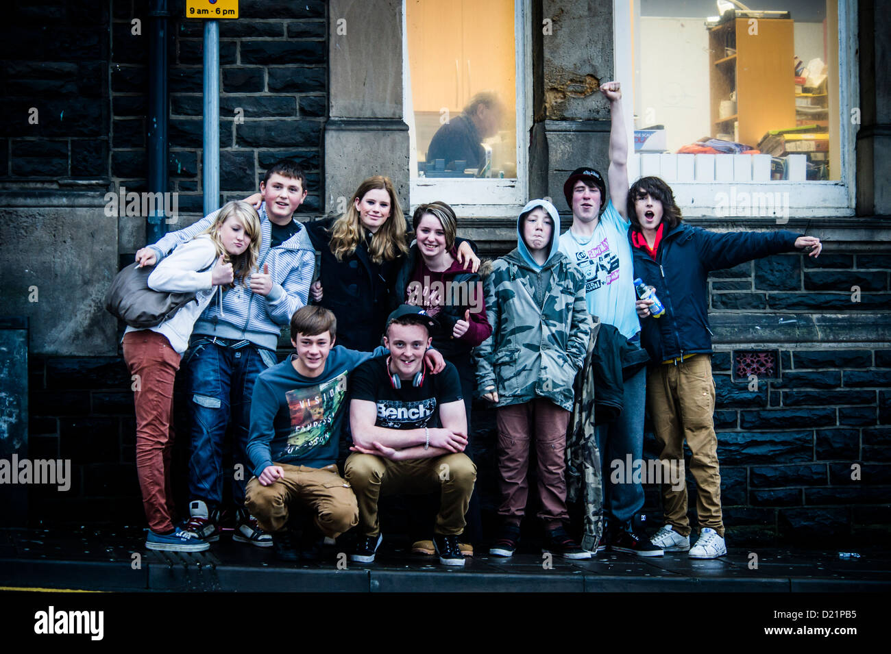 Un gruppo misto di 9 sorridenti ragazzi adolescenti e ragazze insieme ...