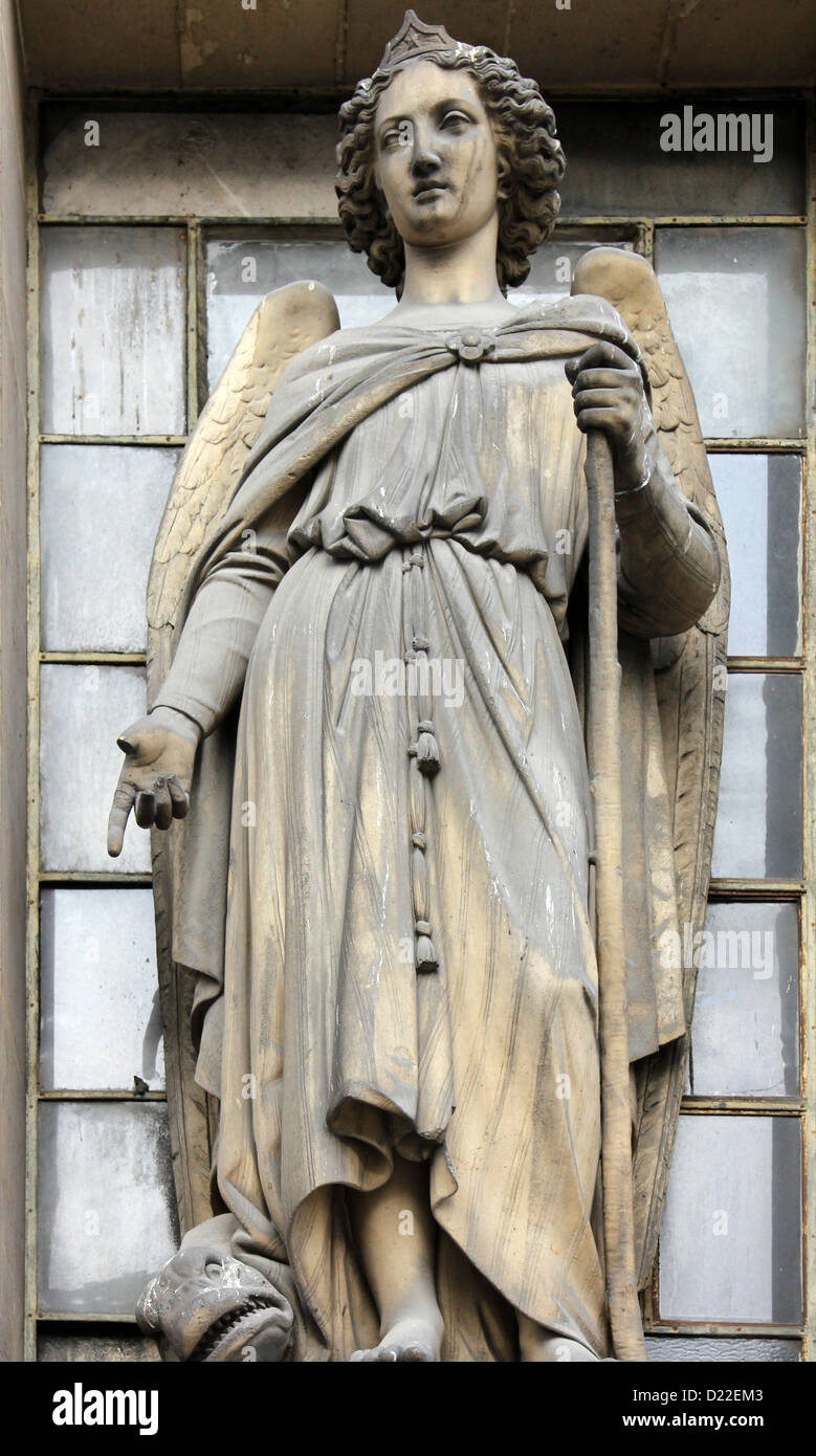 L'arcangelo raffaele immagini e fotografie stock ad alta risoluzione ...