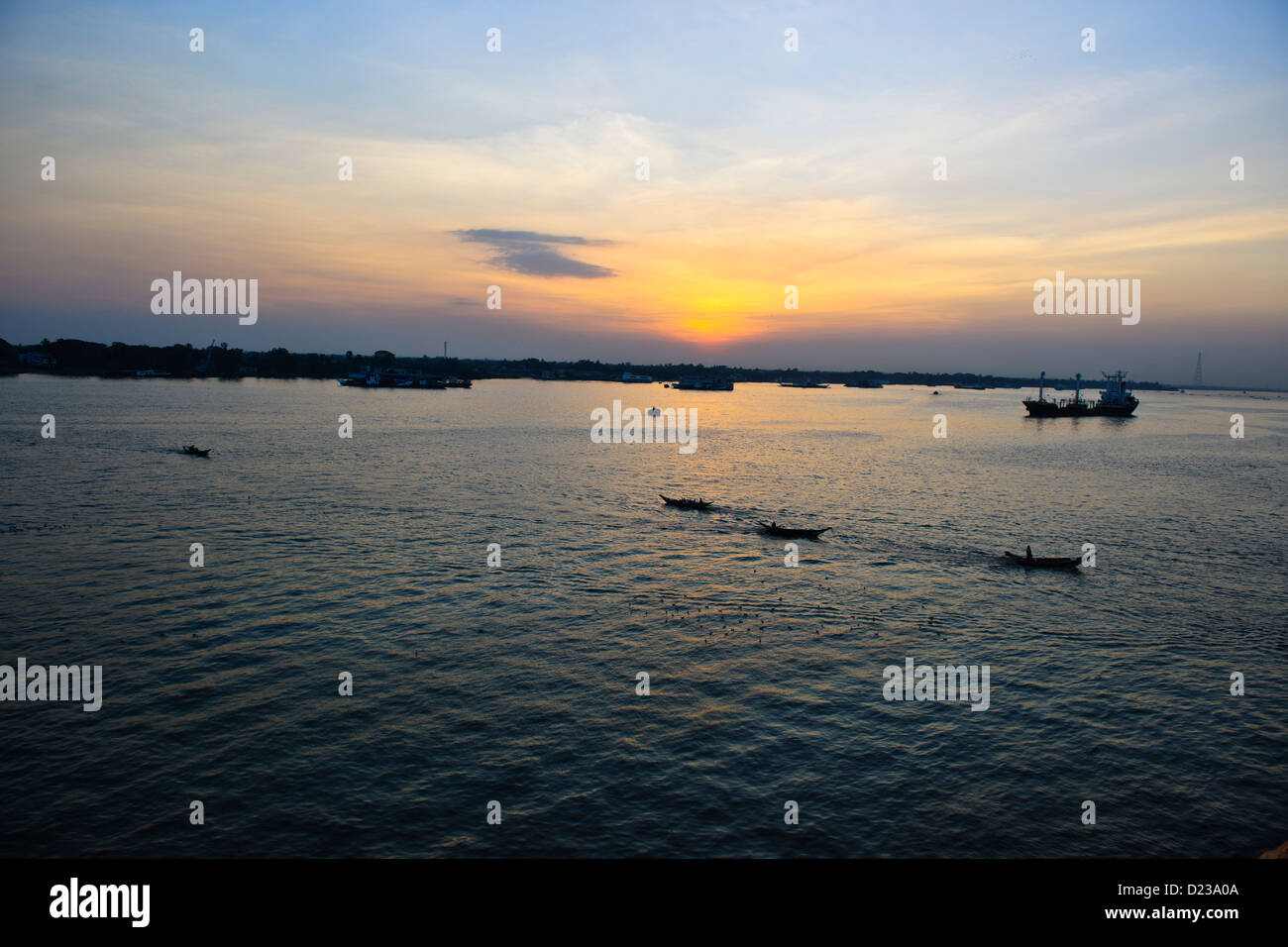 Fiume Irrawaddy,all'alba,fiume Yangon Port,navi al di ancoraggio,il pendolarismo taxi sul fiume ...