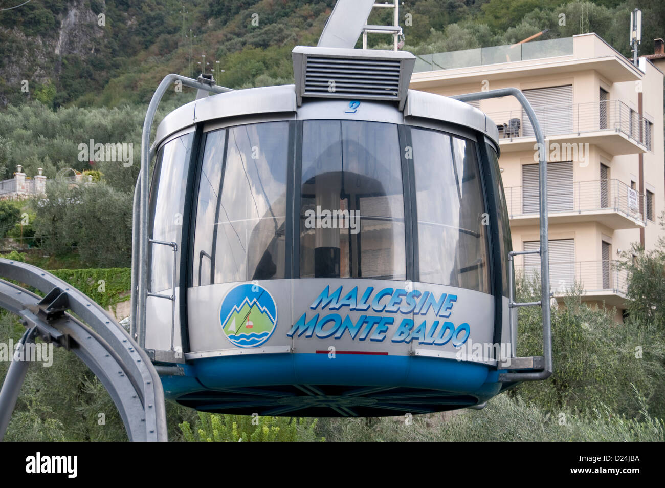 Funivia Malcesine Monte Baldo che collega il medievale Città di ...