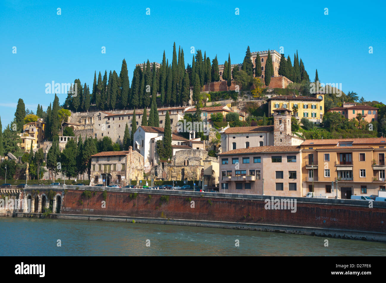 Quartiere Veronetta con il museo di archeologia e Castel San Pietro ...