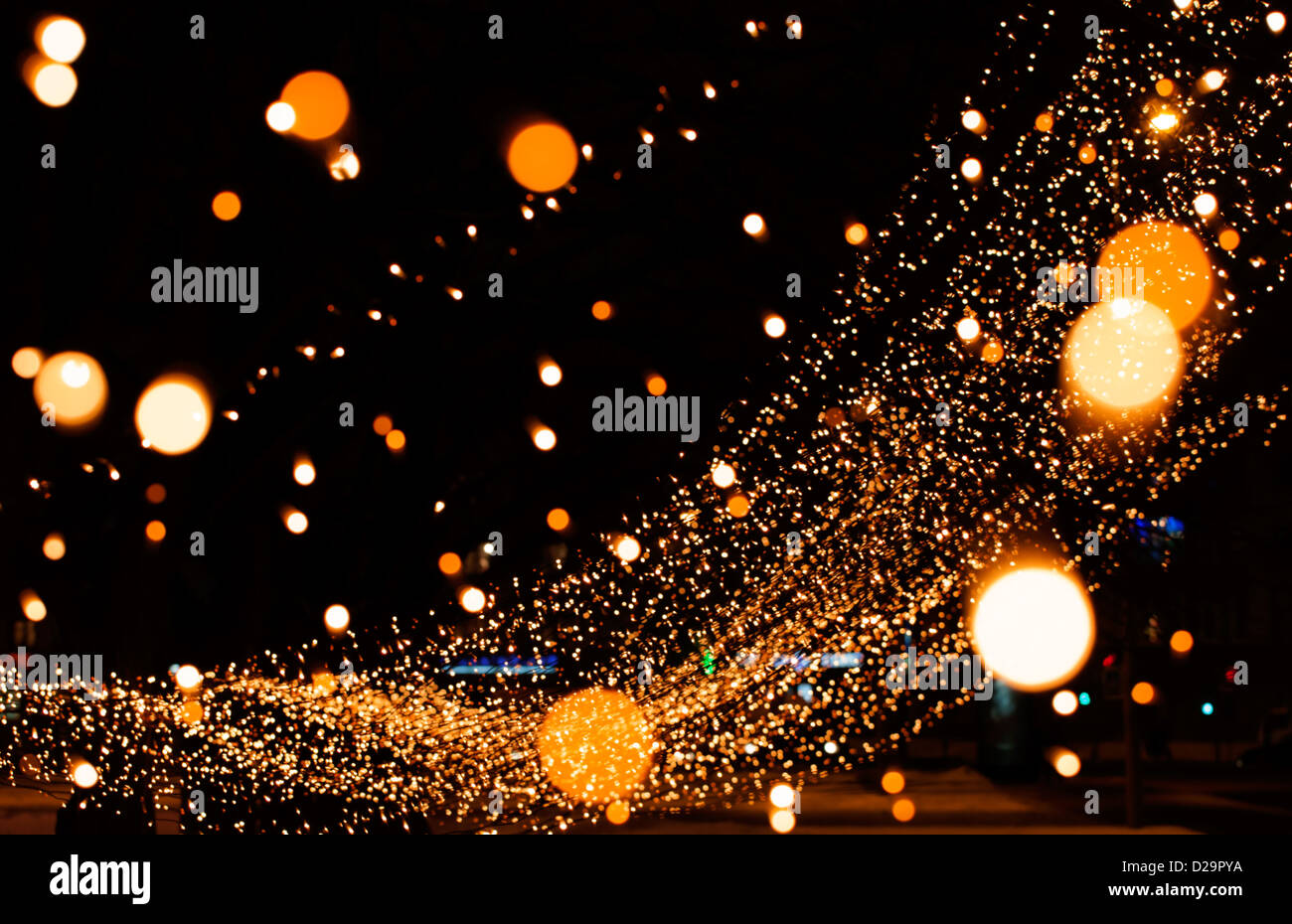 Sfondo astratto con una ghirlanda bokeh luci nel buio Foto stock - Alamy